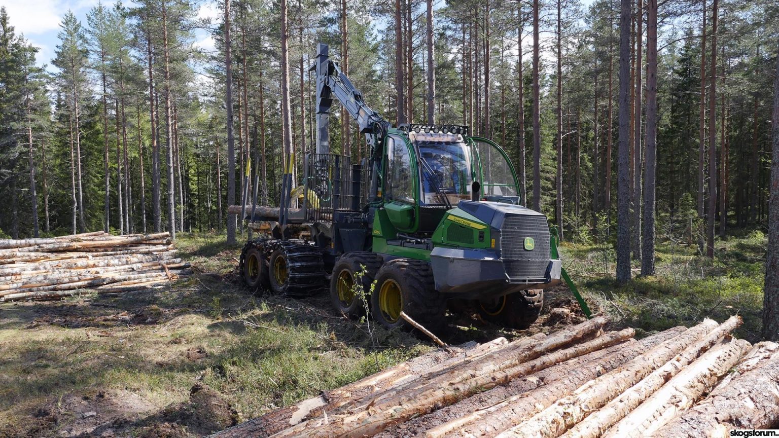 JOHN DEERE 1010G – AN EASILY OPERATED HEAVYWEIGHTER FOR FOREST THINNING - NordicWoodJournal