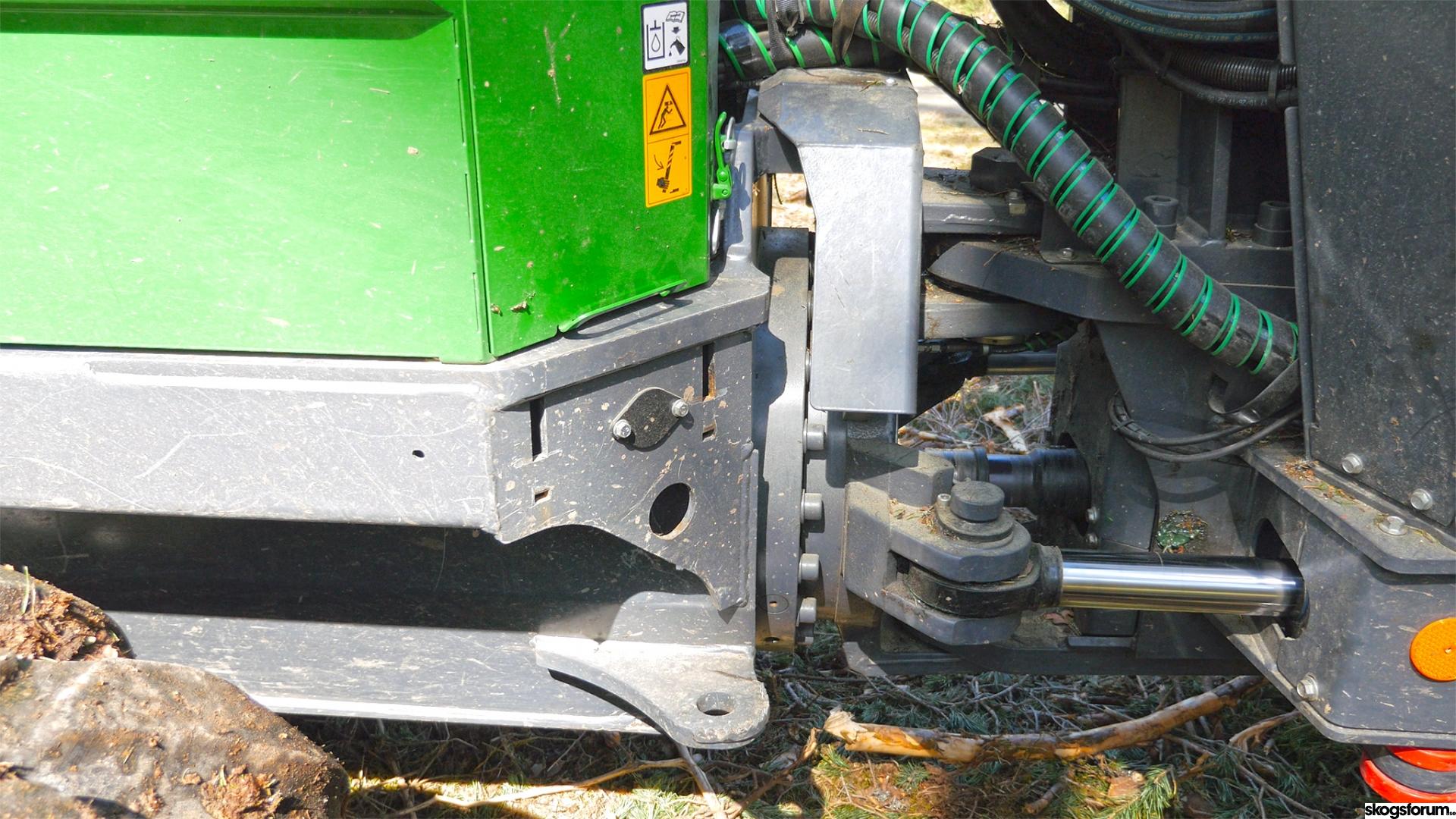 JOHN DEERE 1010G – AN EASILY OPERATED HEAVYWEIGHTER FOR FOREST THINNING ...