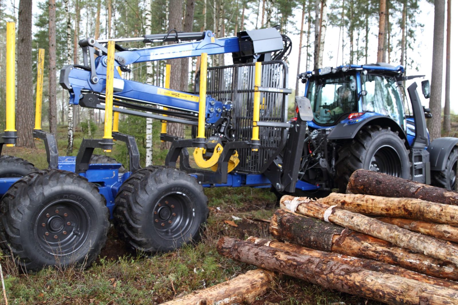 Log trailers with grapple loaders - NordicWoodJournal