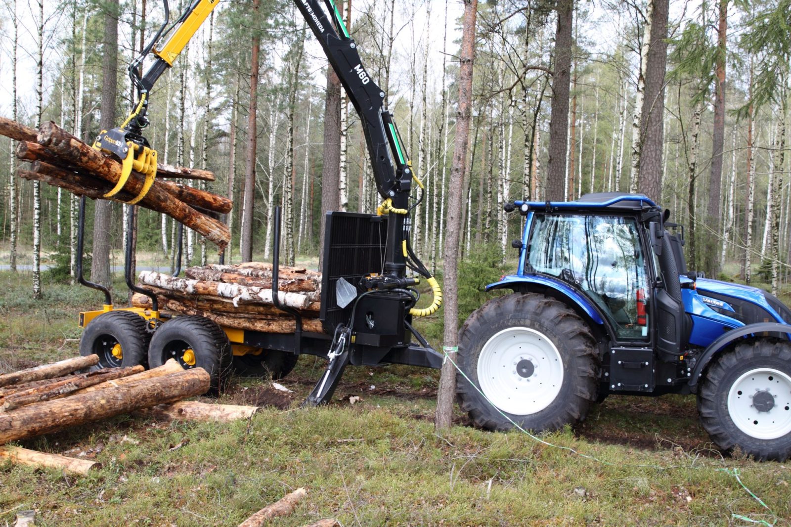 Log trailers with grapple loaders - NordicWoodJournal