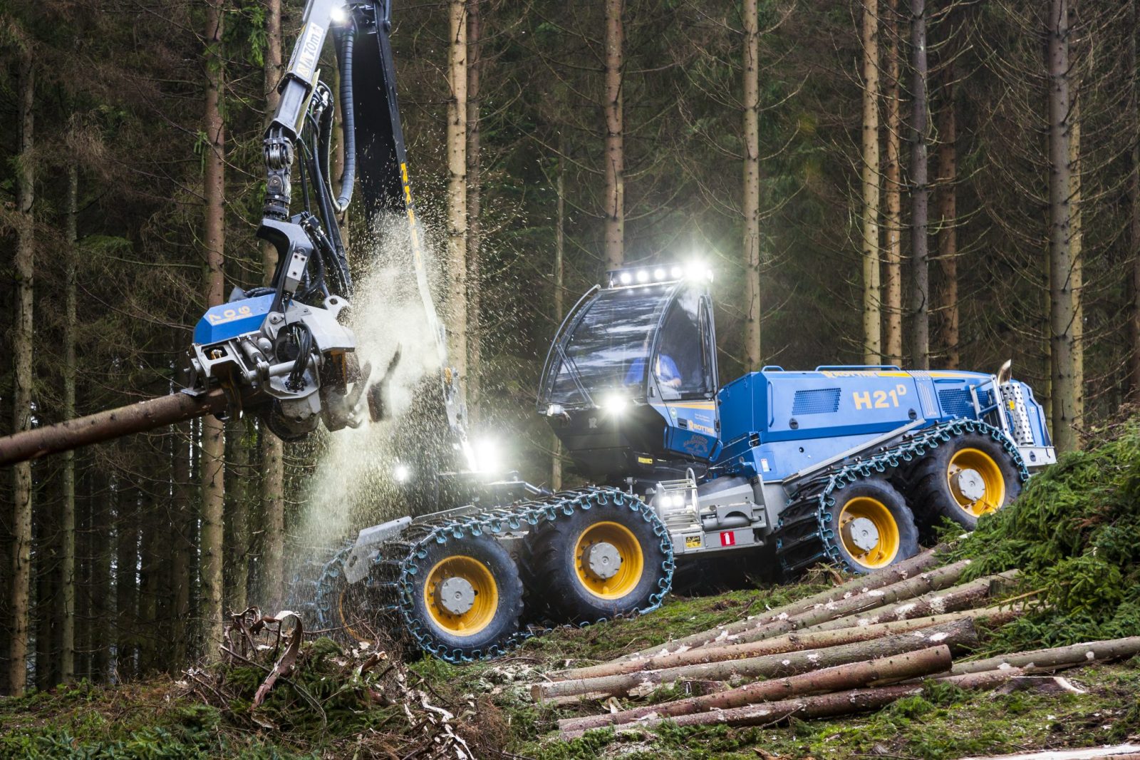 Rottne H21D with LogMax 7000 harvester head - NordicWoodJournal