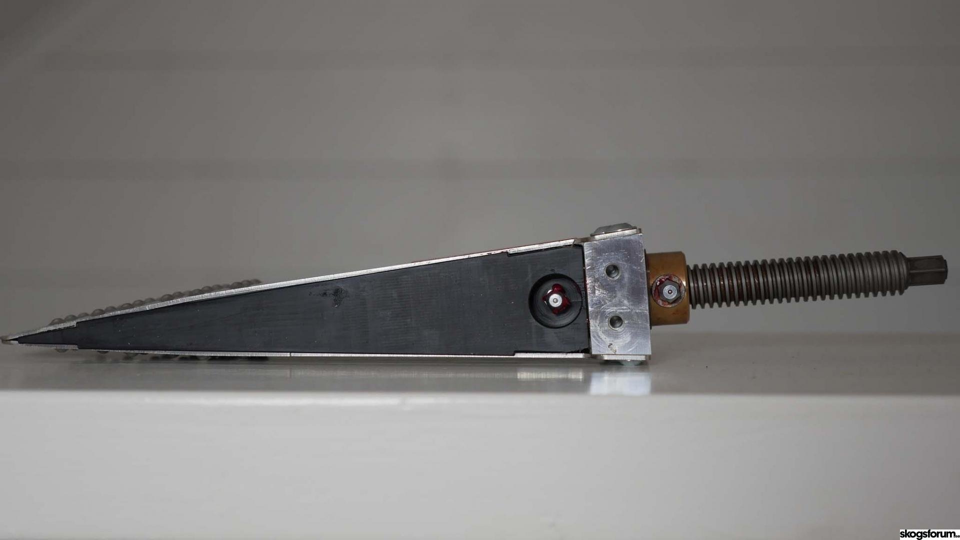 The mechanical felling wedge ValFix - NordicWoodJournal