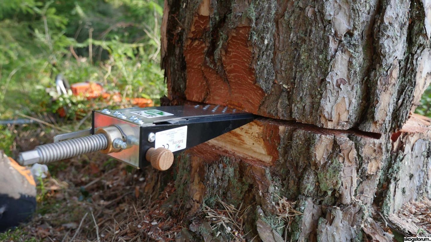 The mechanical felling wedge ValFix - NordicWoodJournal
