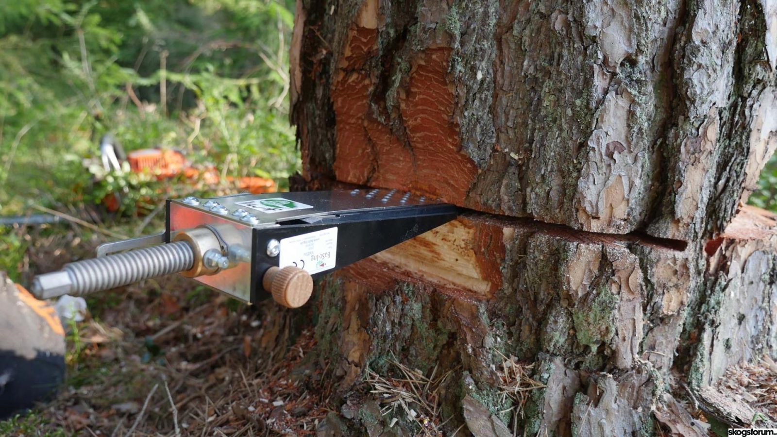 The mechanical felling wedge ValFix - NordicWoodJournal