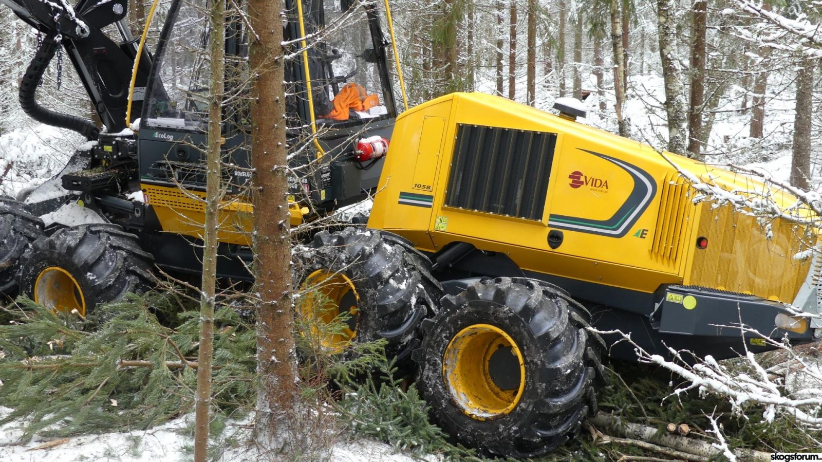 Eco Log 1058 – the first ”yellow Gremo” harvester in action ...