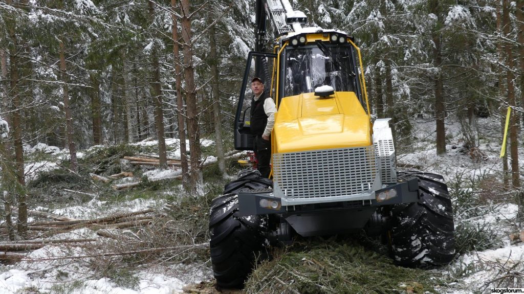Eco Log 1058 – the first ”yellow Gremo” harvester in action ...