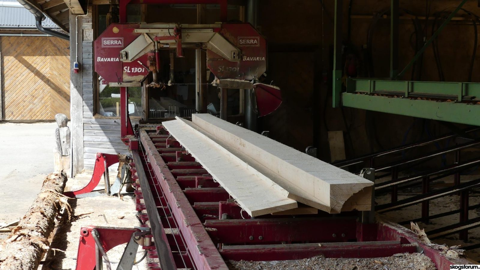 Processing oversized logs with a chainsaw - NordicWoodJournal