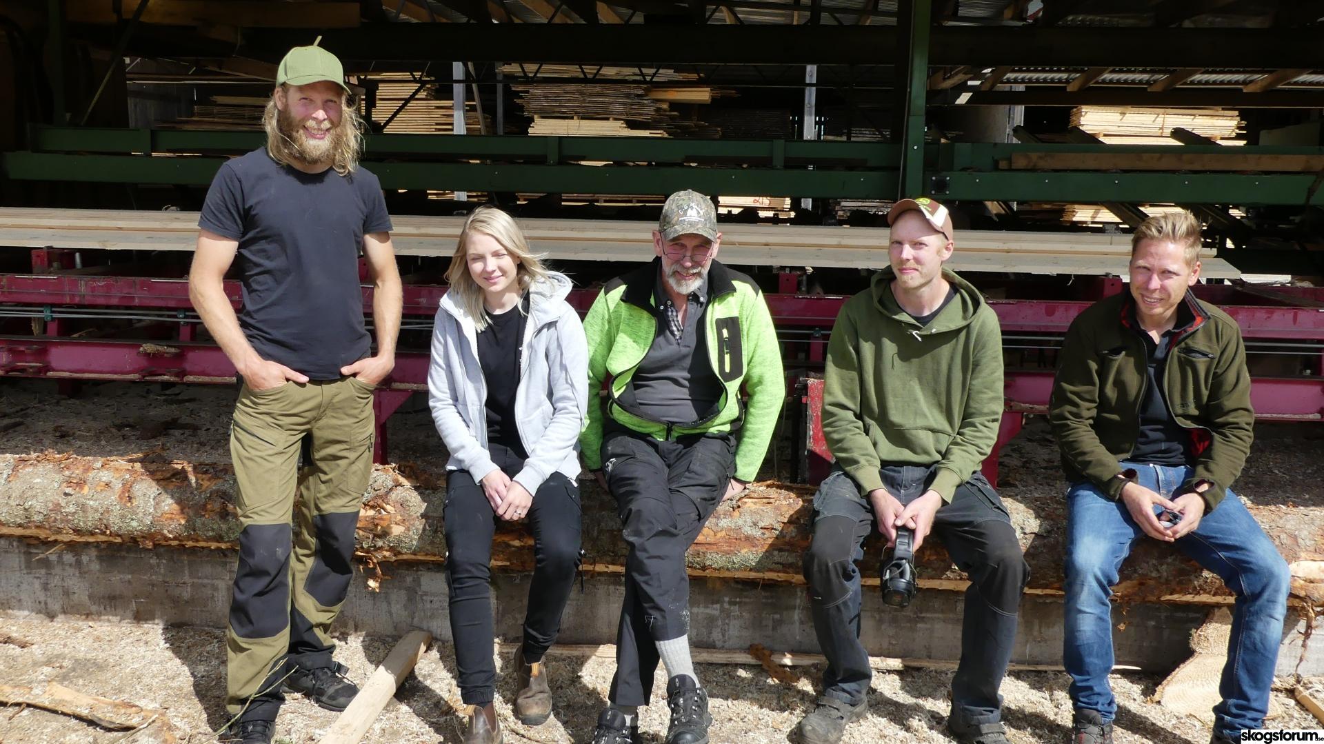 Processing oversized logs with a chainsaw - NordicWoodJournal