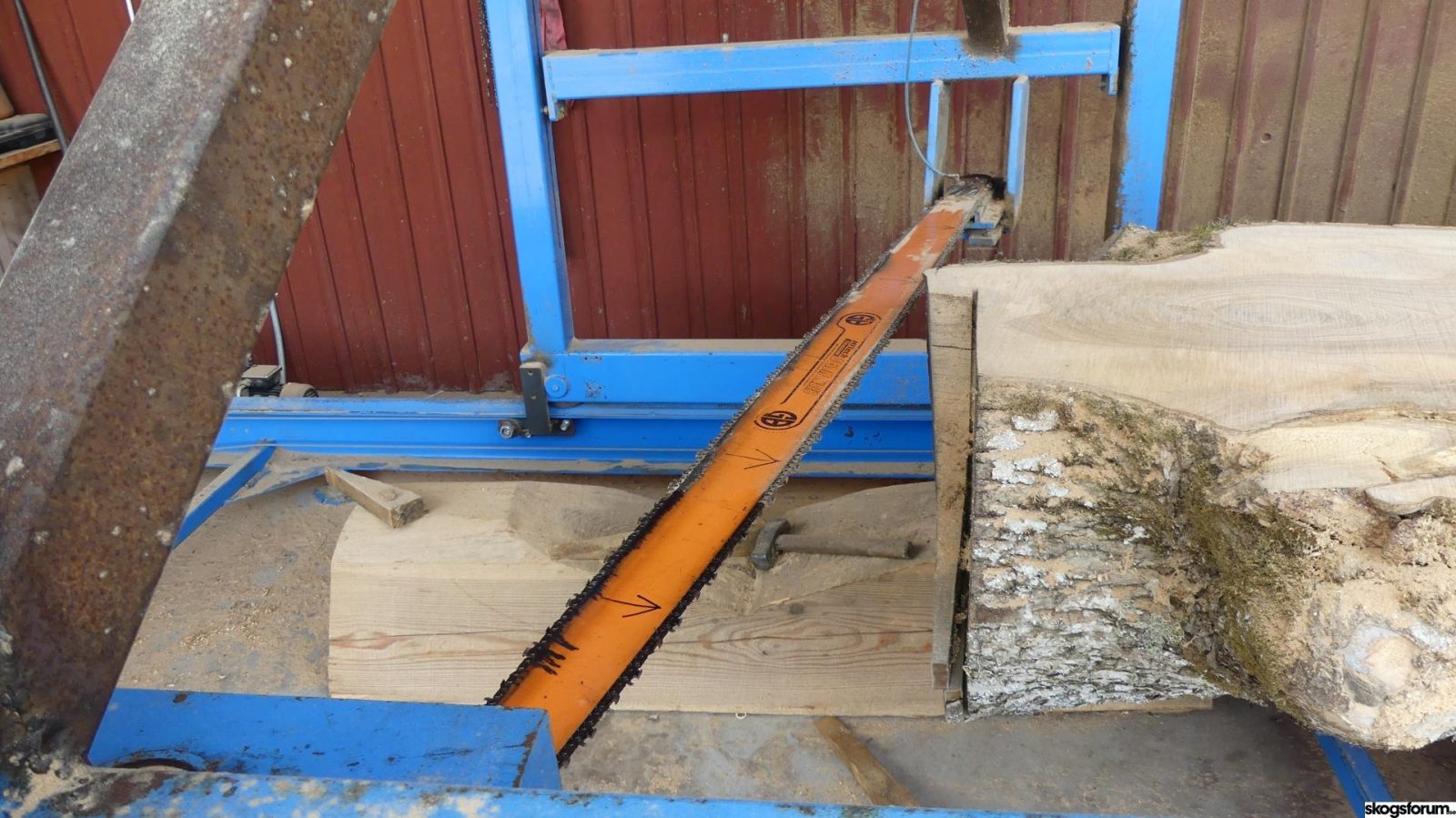 Processing oversized logs with a chainsaw - NordicWoodJournal