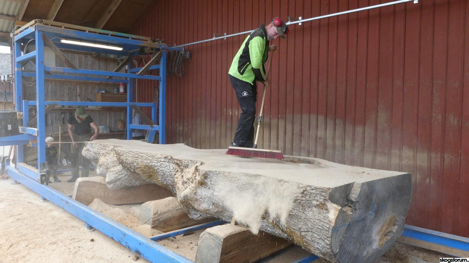 Processing oversized logs with a chainsaw - NordicWoodJournal