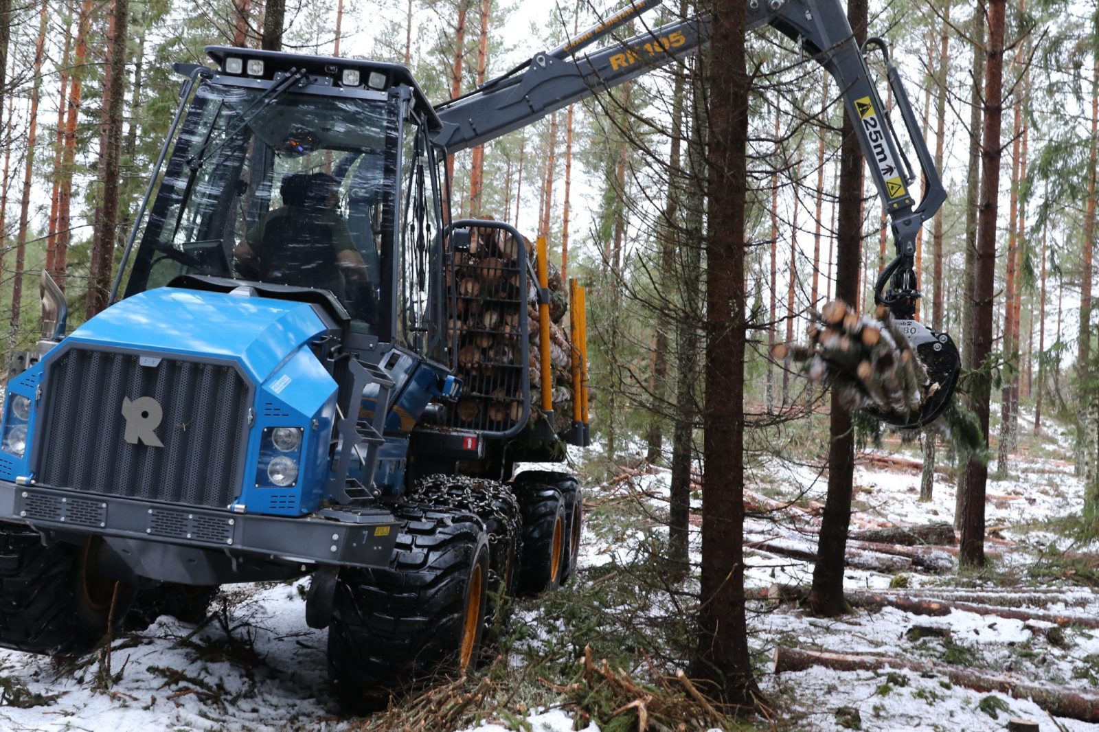 Rottne F11D – with crane tip control - NordicWoodJournal
